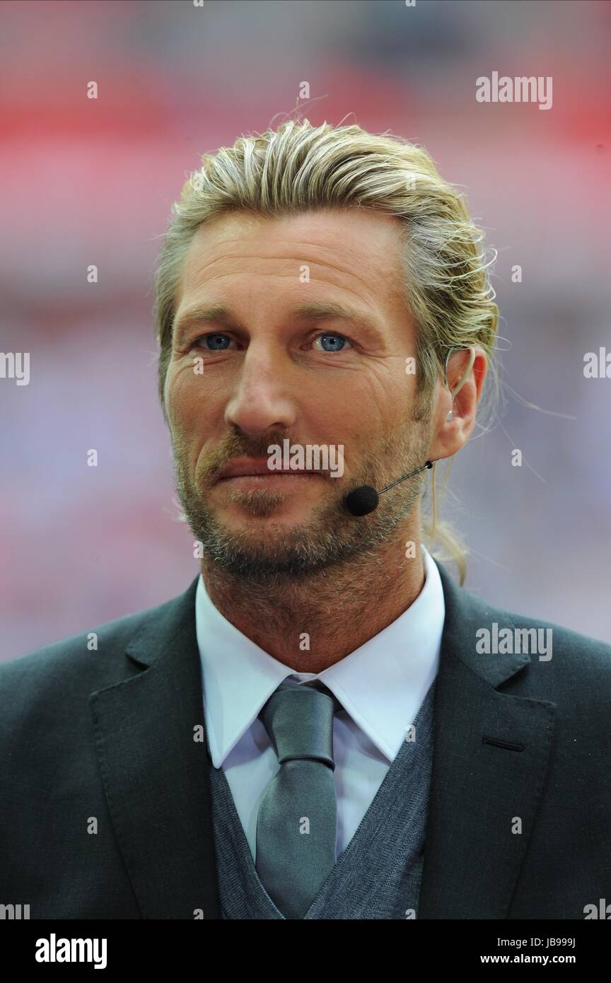 ROBBIE SAVAGE FOOTBALLER WEMBLEY STADIUM LONDON ENGLAND 17 April 2011 ...