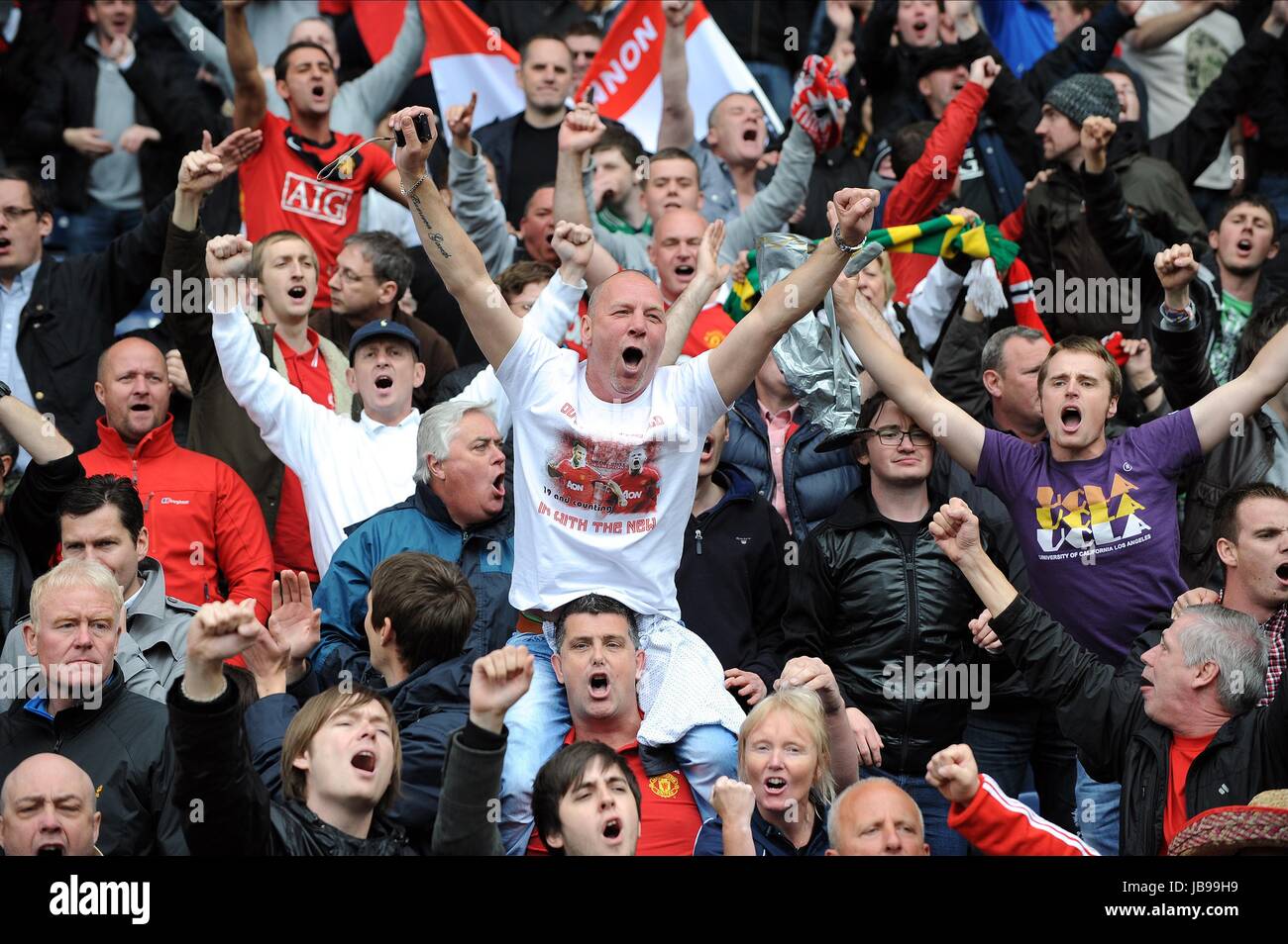 Manchester united football fans celebrating hi-res stock photography ...