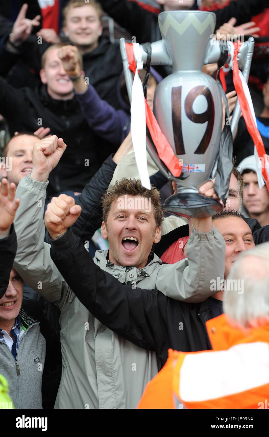 Manchester united football fans celebrating hi-res stock photography ...