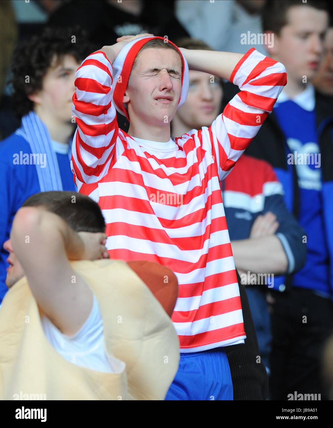 Tottenham hotspur fans dejected hi-res stock photography and images - Alamy