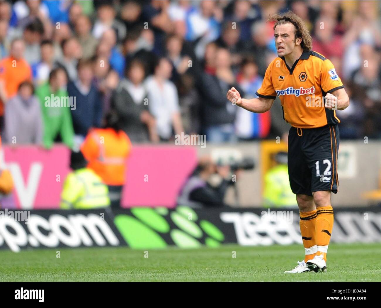 STEPHEN HUNT CELEBRATES WOLVERHAMPTON WANDERERS FC WOLVERHAMPTON ...