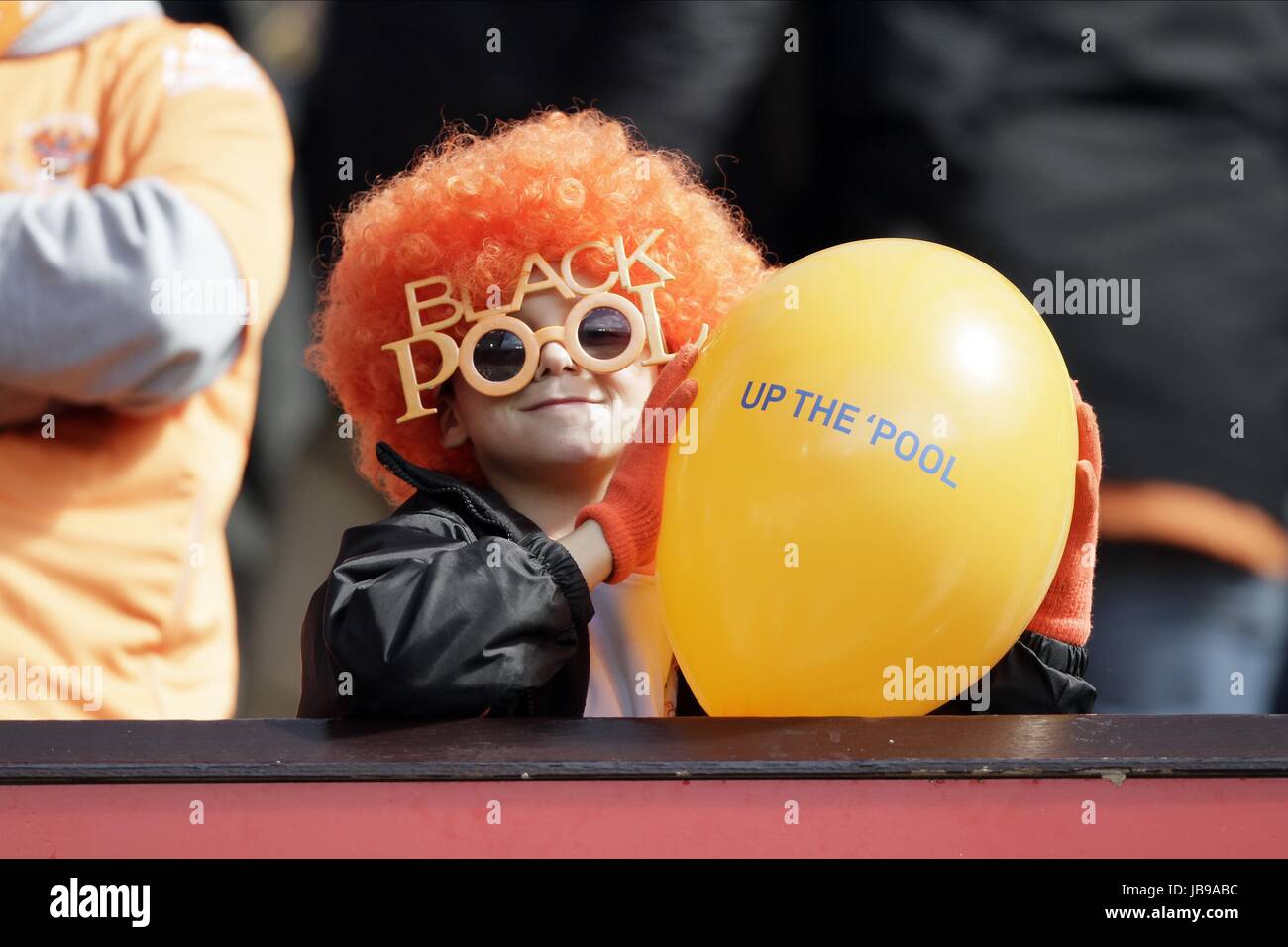 BLACKPOOL FAN WITH BALLOON MANCHESTER UNITED V BLA MANCHESTER UNITED V ...