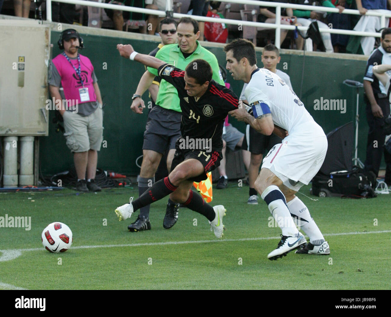 JAVIER HERNANDEZ HOLDS OFF CAR USA V MEXICO PASADENA LOS ANGELES ...