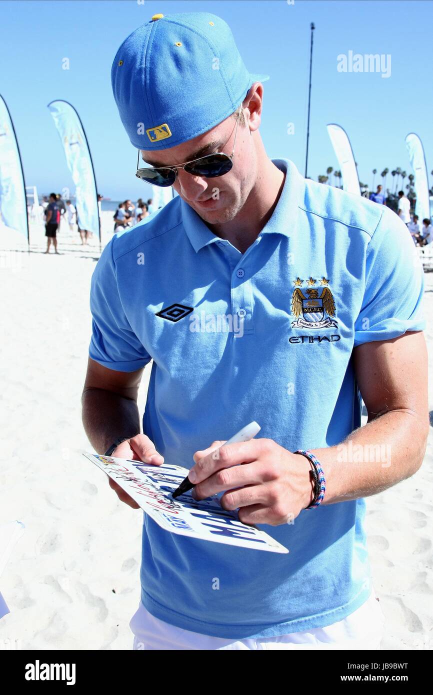 JOE HART SIGNS CALIFORNIA CAR MANCHESTER CITY LOS ANGELES CALIFORNIA ...