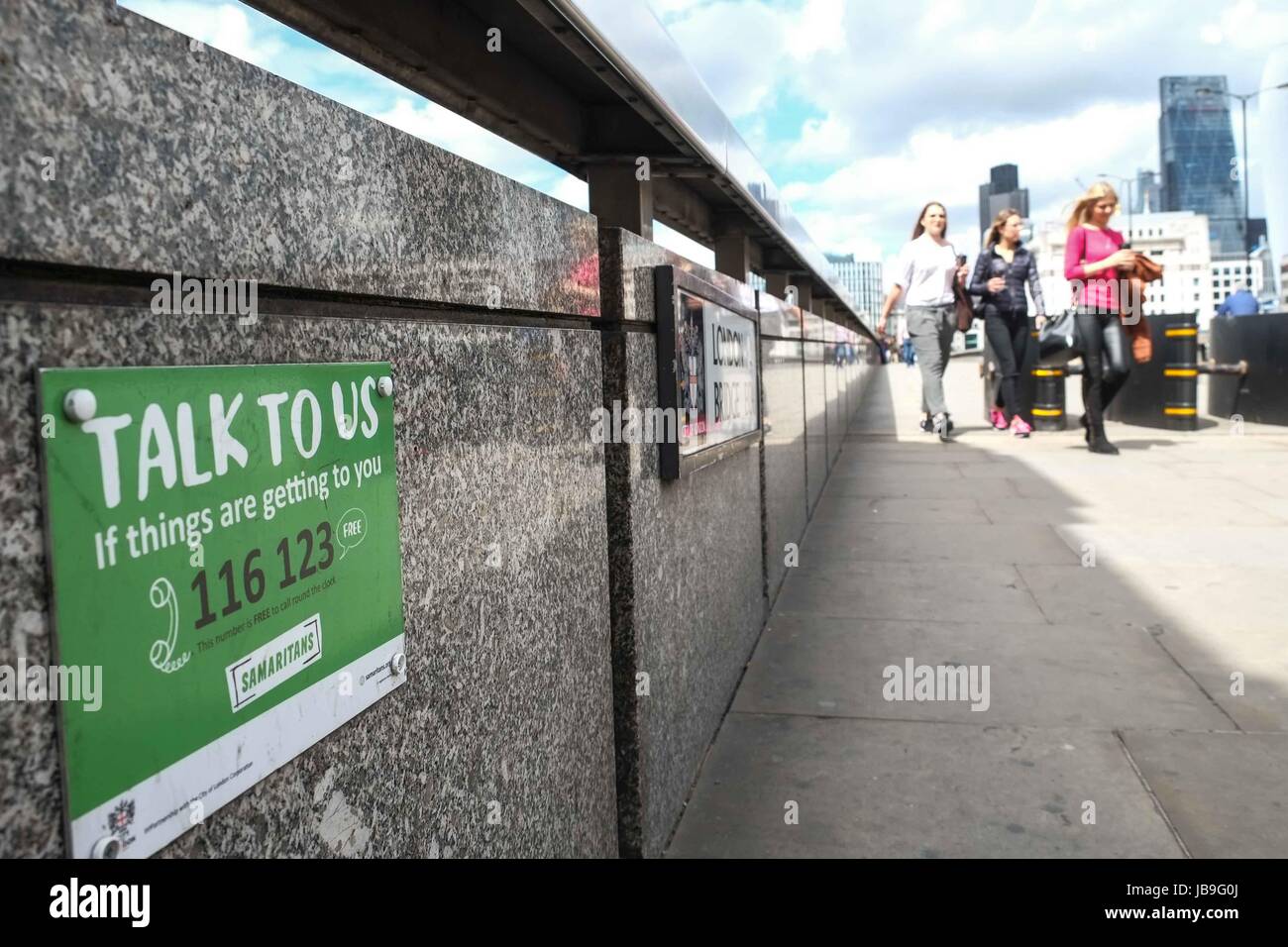 Samaritans sign telephone number hi-res stock photography and images ...