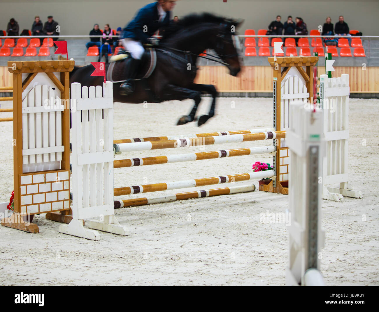 Black horse jump log hi-res stock photography and images - Alamy