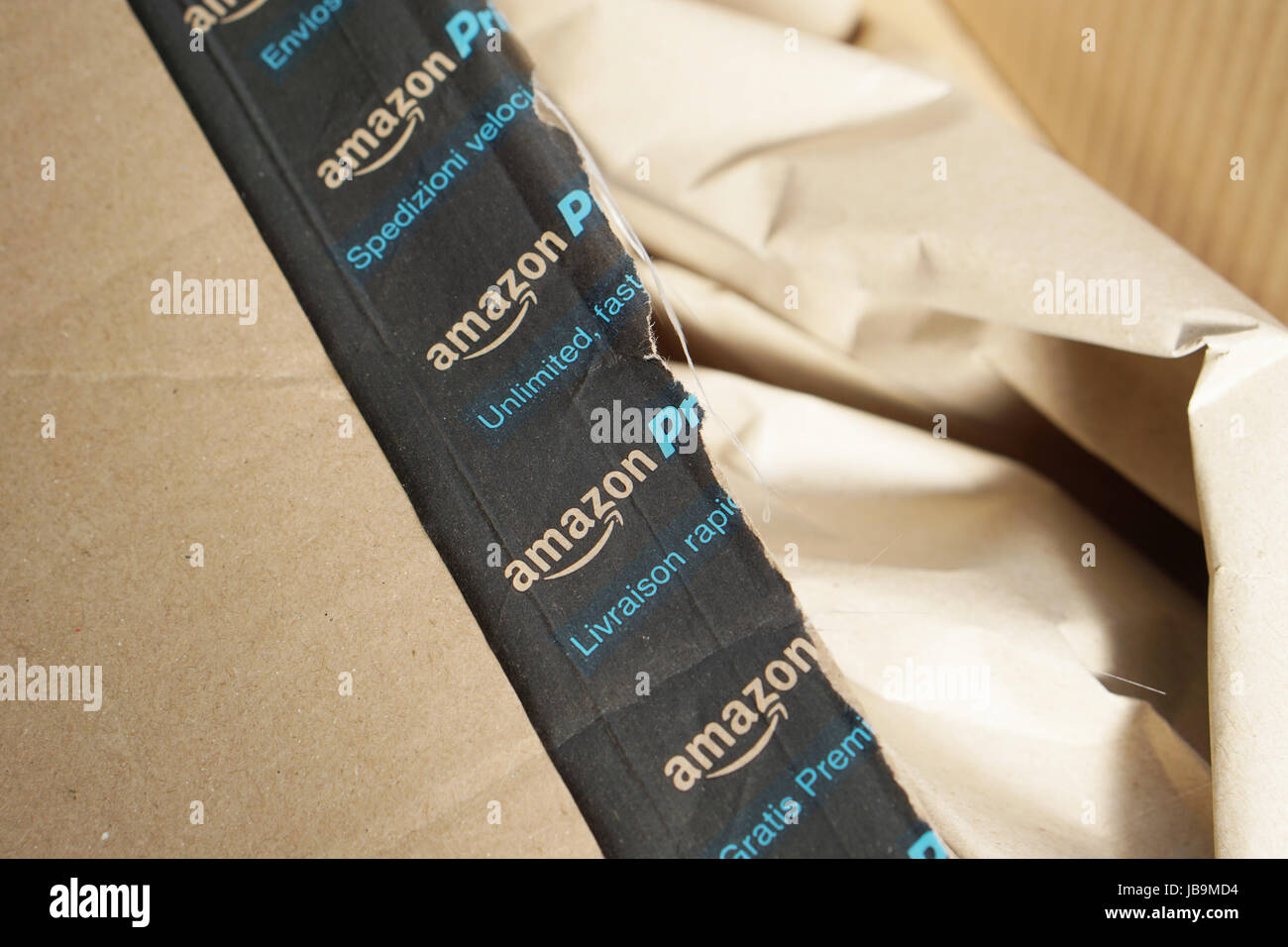 Amazon prime package hi-res stock photography and images - Alamy
