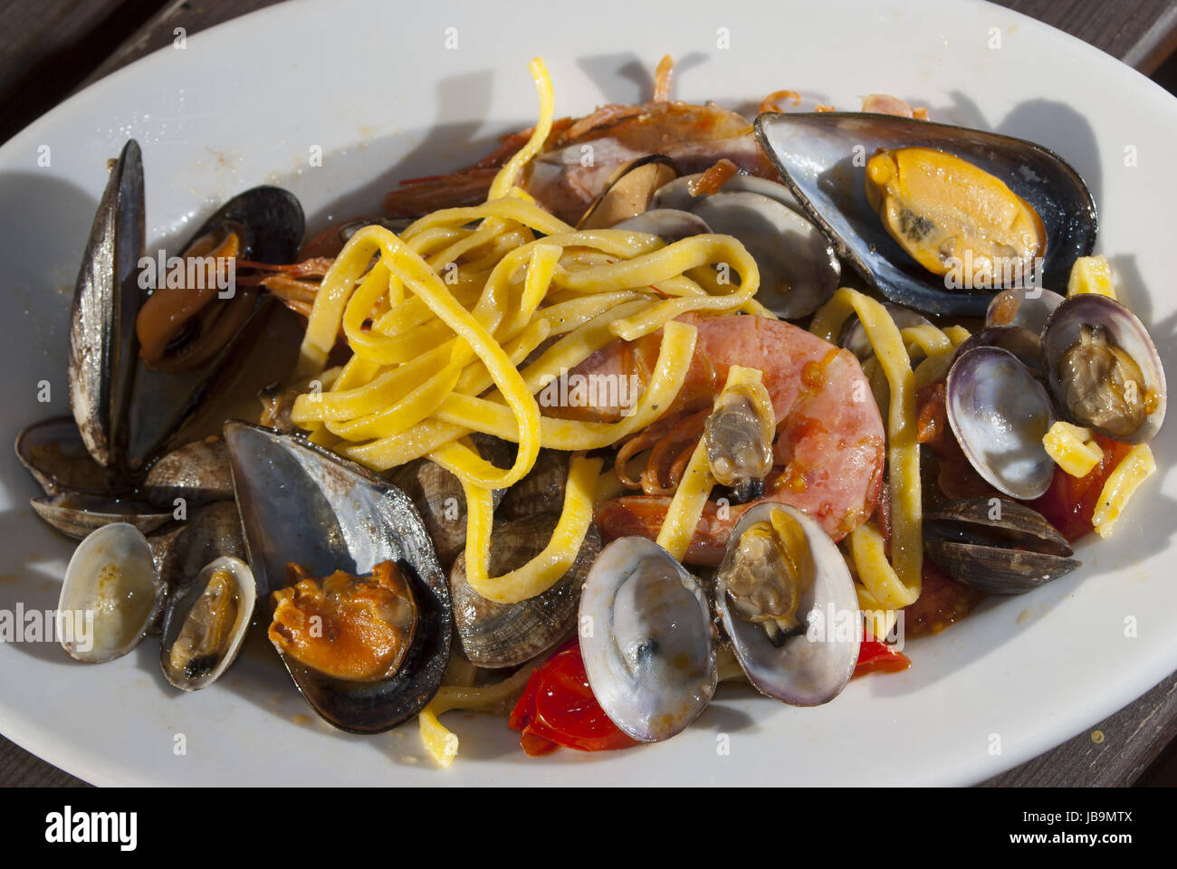 a traditional Italian sea dish: linguine allo scoglio Stock Photo - Alamy