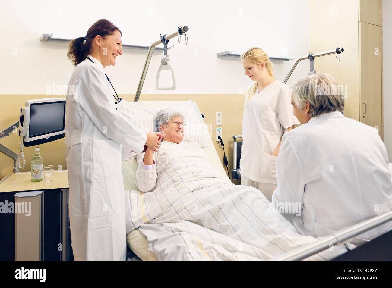 Krankenhaus mit Patientin und Ärzte bei Visite Stock Photo - Alamy
