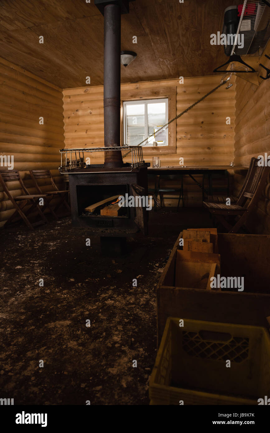 Empty log cabin with chairs and wood burning stove Stock Photo - Alamy