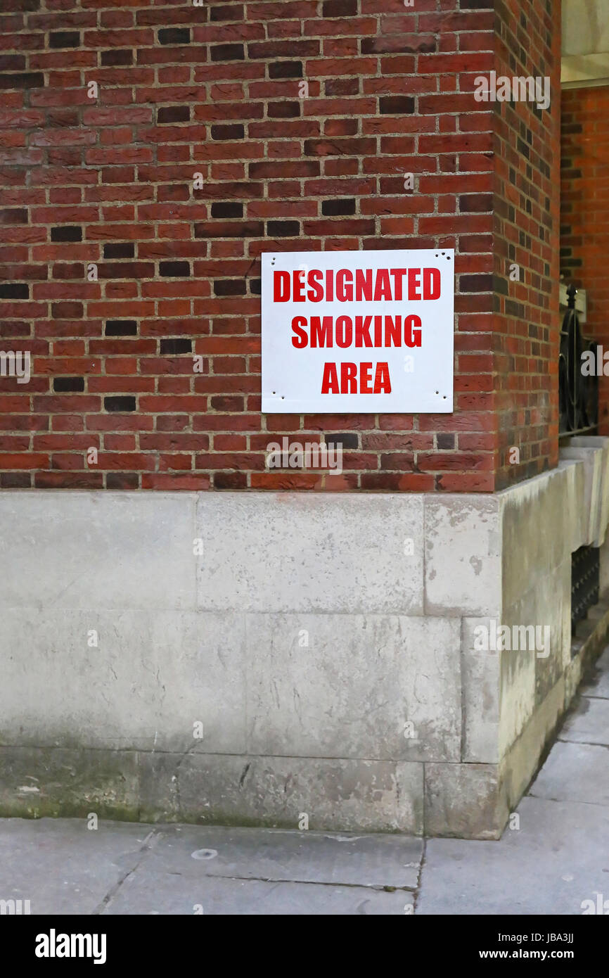 Designated smoking area sign at building corner Stock Photo - Alamy