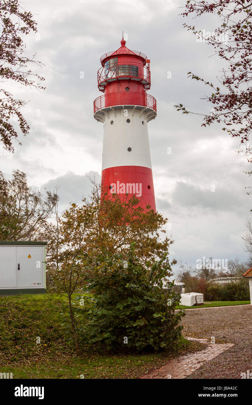 rot weisser leuchtturm vor blauem himmer wolken ostsee im herbst ...