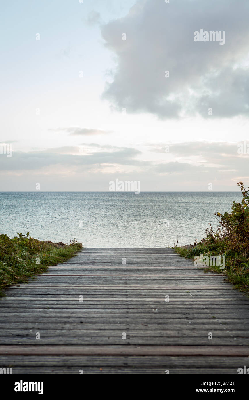 steg am wasser im herbst ostsee meer nordsee wolken wetter strand Stock ...