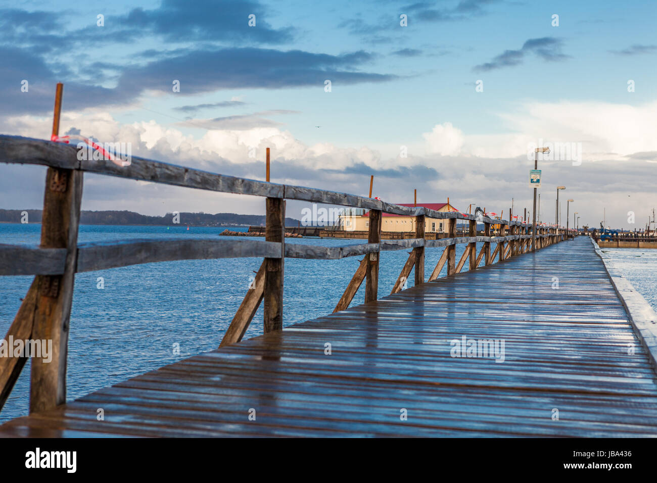 steg am wasser im herbst ostsee meer nordsee wolken wetter strand Stock ...
