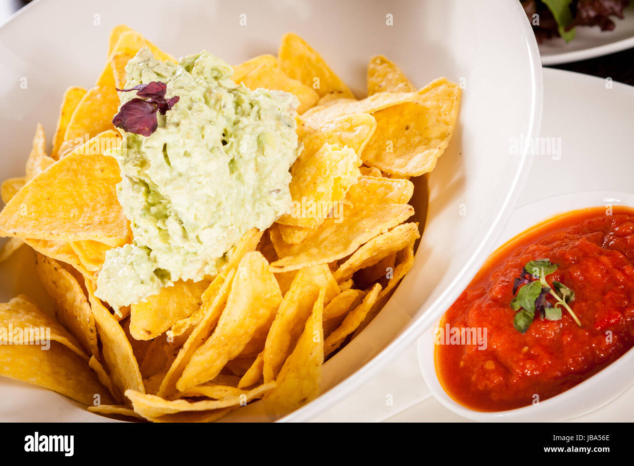 Mais Chips nachos mit guacamole und salsa dipp in einer schale auf ...