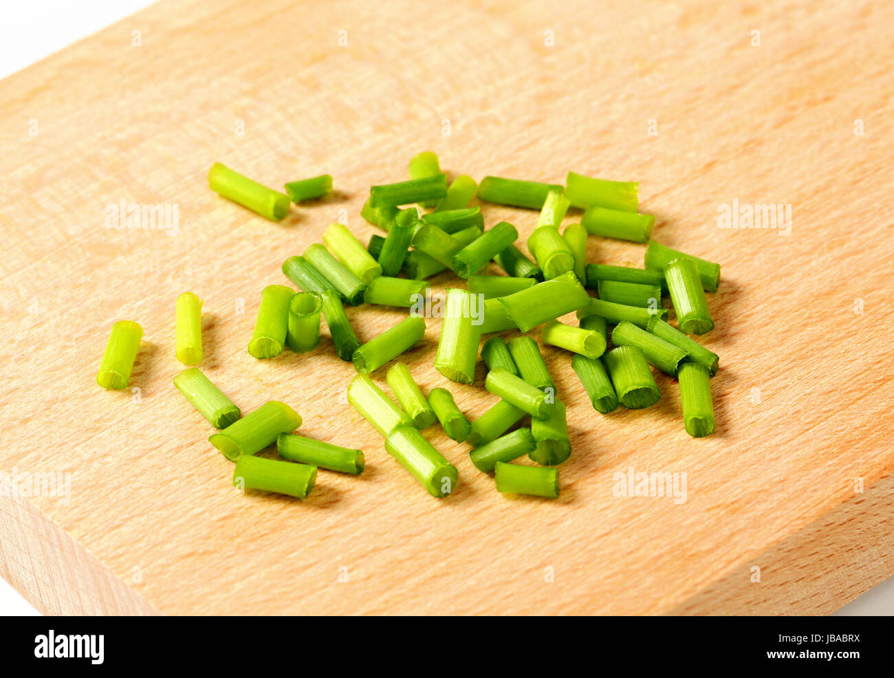 Chopped chives on cutting board Stock Photo - Alamy