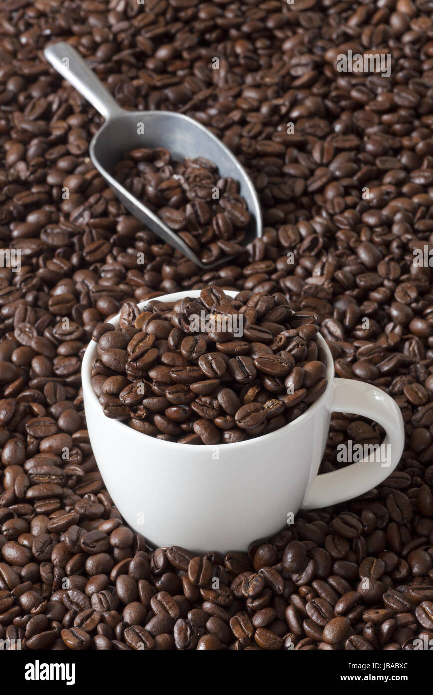 Kaffeetasse mit Kaffeebohnen und eine Kaffeeschaufel Stock Photo - Alamy
