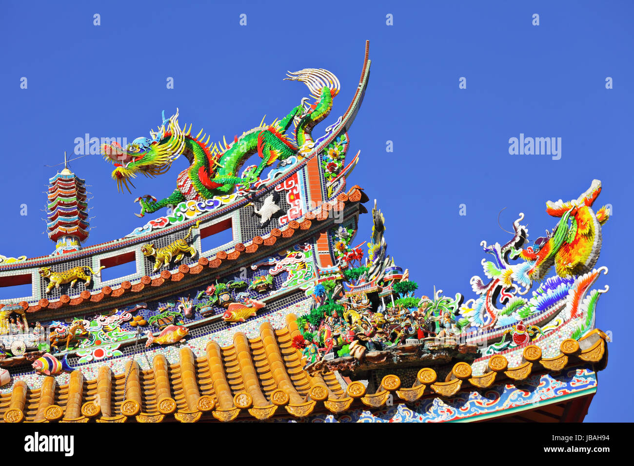 Roof eave with dragon statue Stock Photo - Alamy