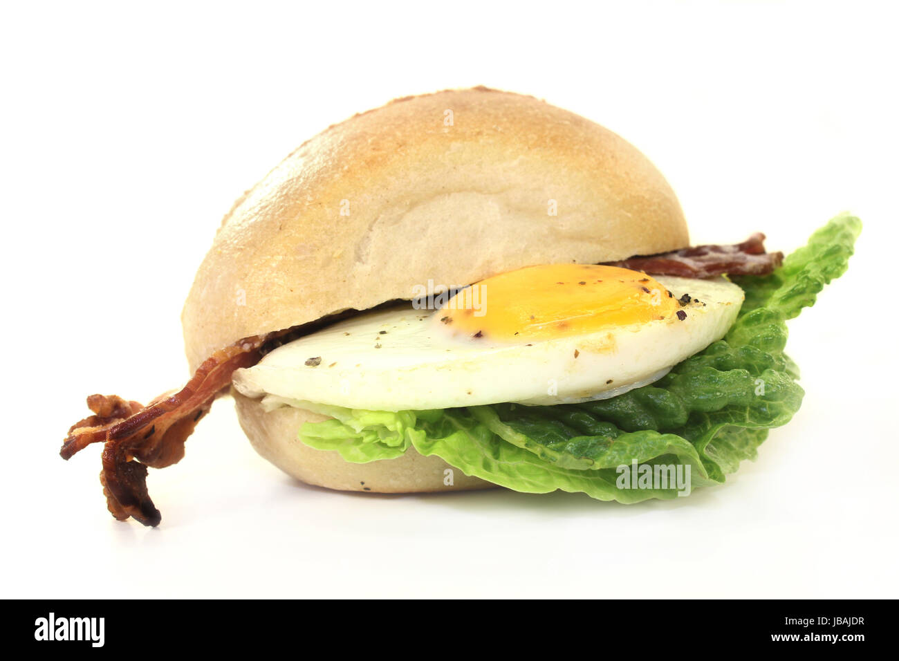 ein Brötchen belegtes mit Spiegelei, Bacon und Salat Stock Photo - Alamy