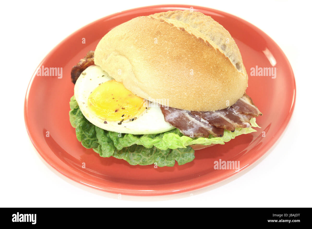ein Brötchen belegtes mit Spiegelei, Bacon und Salat Stock Photo - Alamy