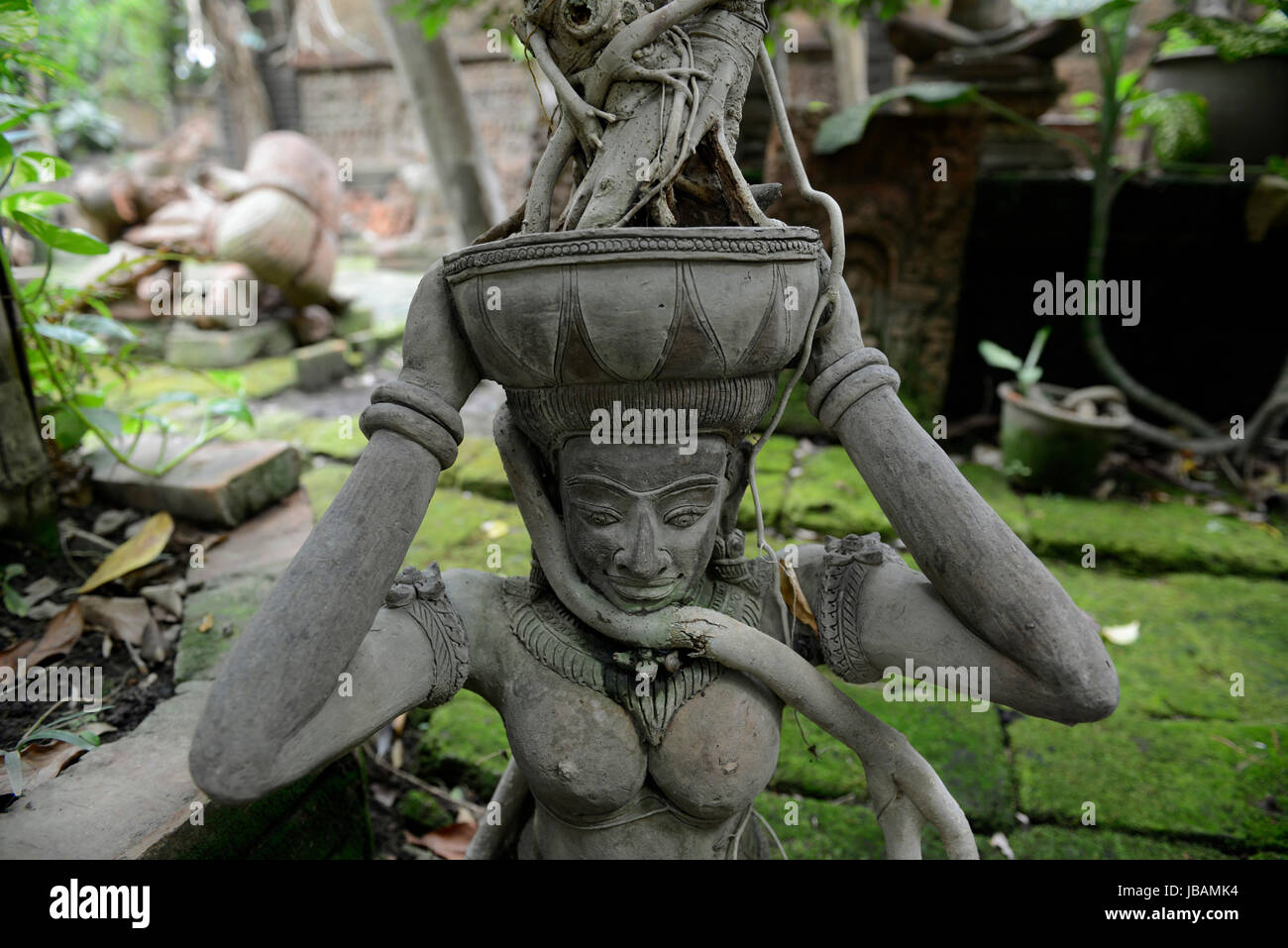 Traditionelle Figuren stehen im Garten von Ban Phor Linag Meuns ...
