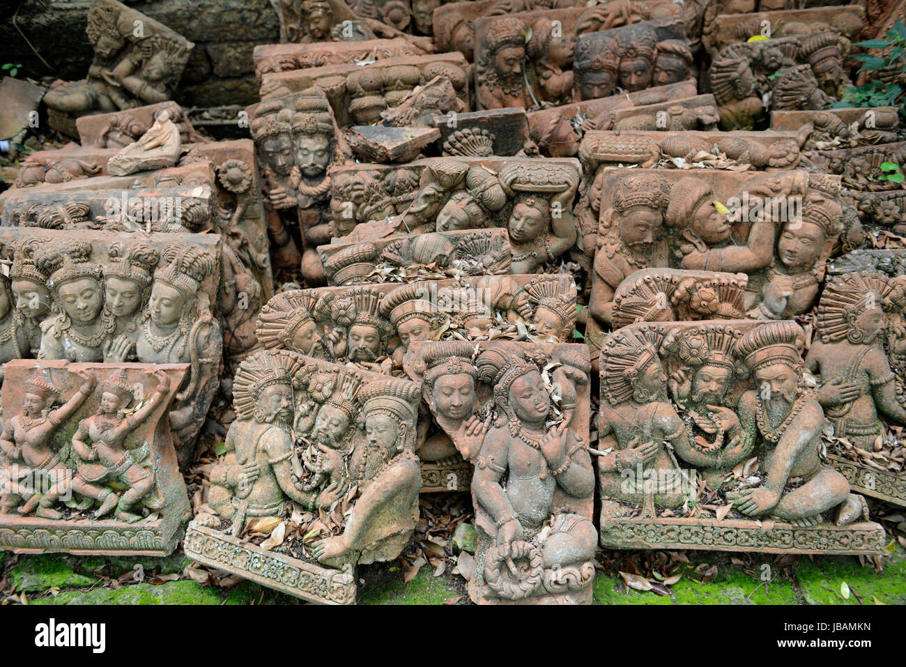 Traditionelle Figuren stehen im Garten von Ban Phor Linag Meuns ...
