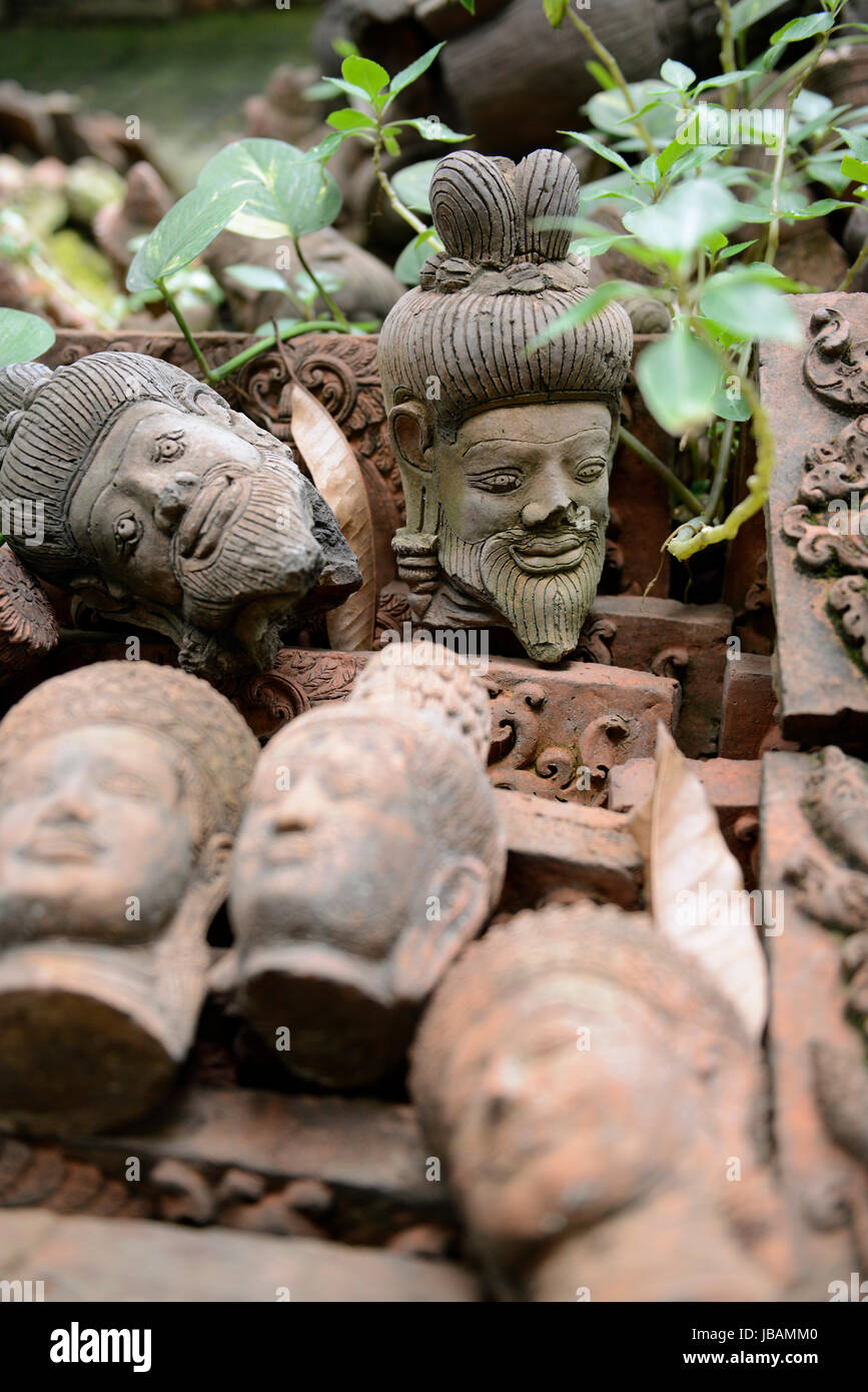 Traditionelle Figuren stehen im Garten von Ban Phor Linag Meuns ...