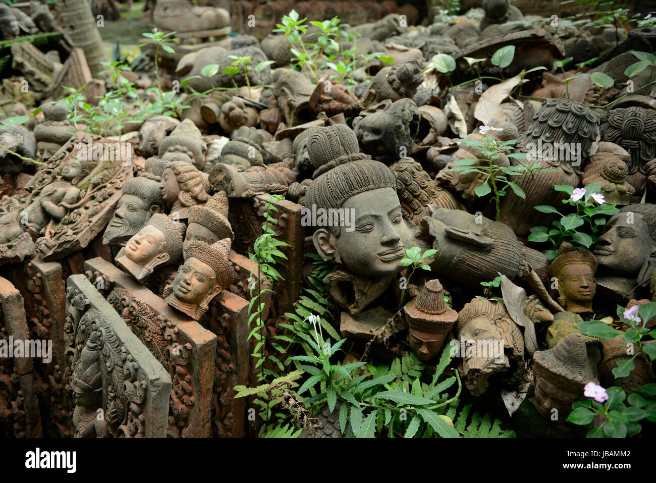 Traditionelle Figuren stehen im Garten von Ban Phor Linag Meuns ...