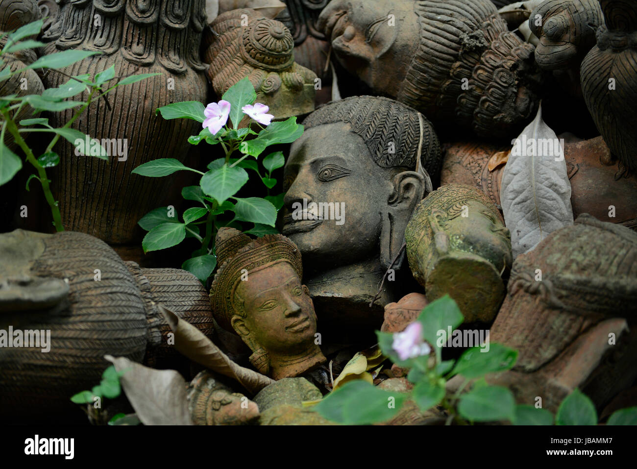 Traditionelle Figuren stehen im Garten von Ban Phor Linag Meuns ...