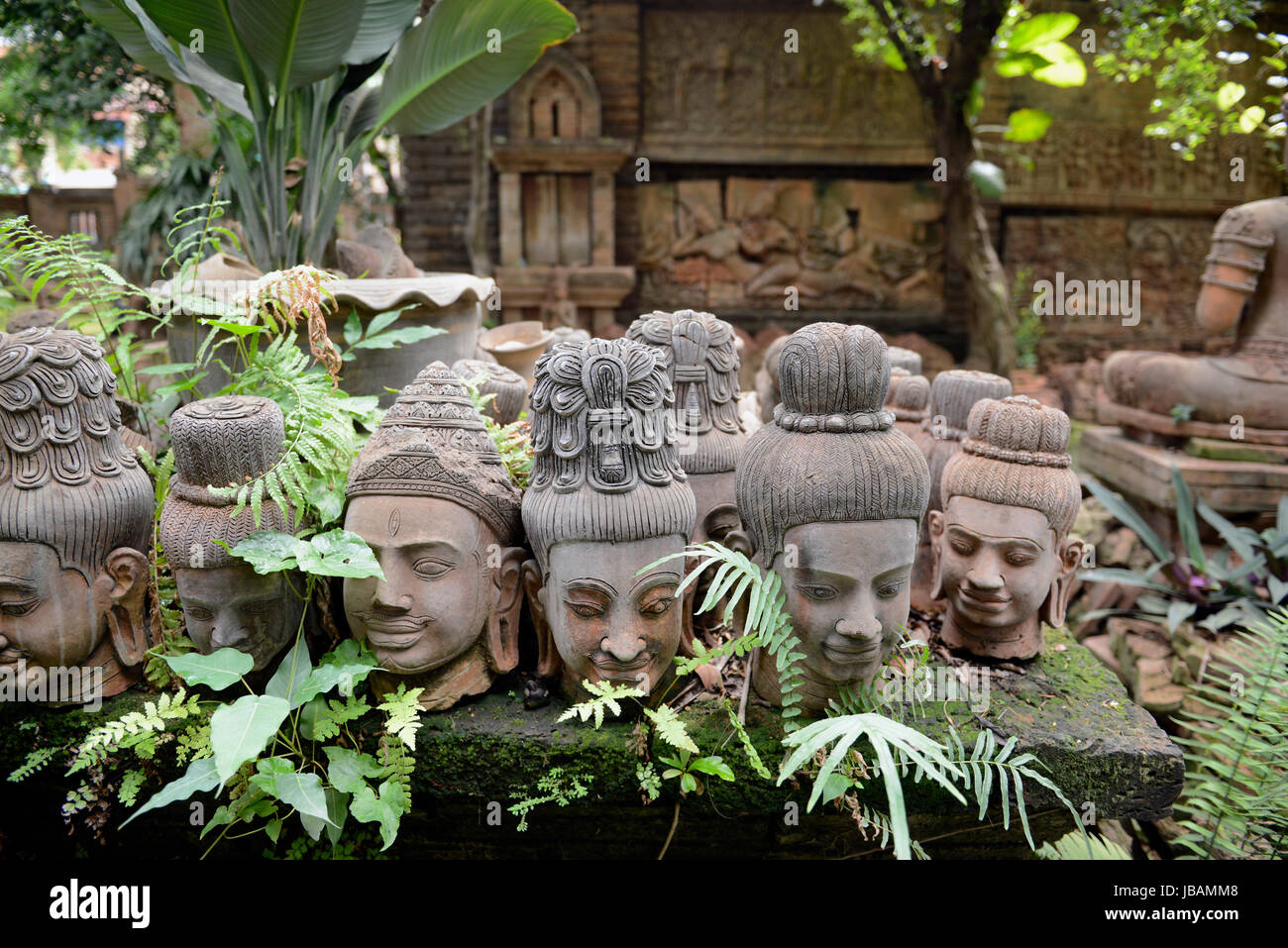 Traditionelle Figuren stehen im Garten von Ban Phor Linag Meuns ...