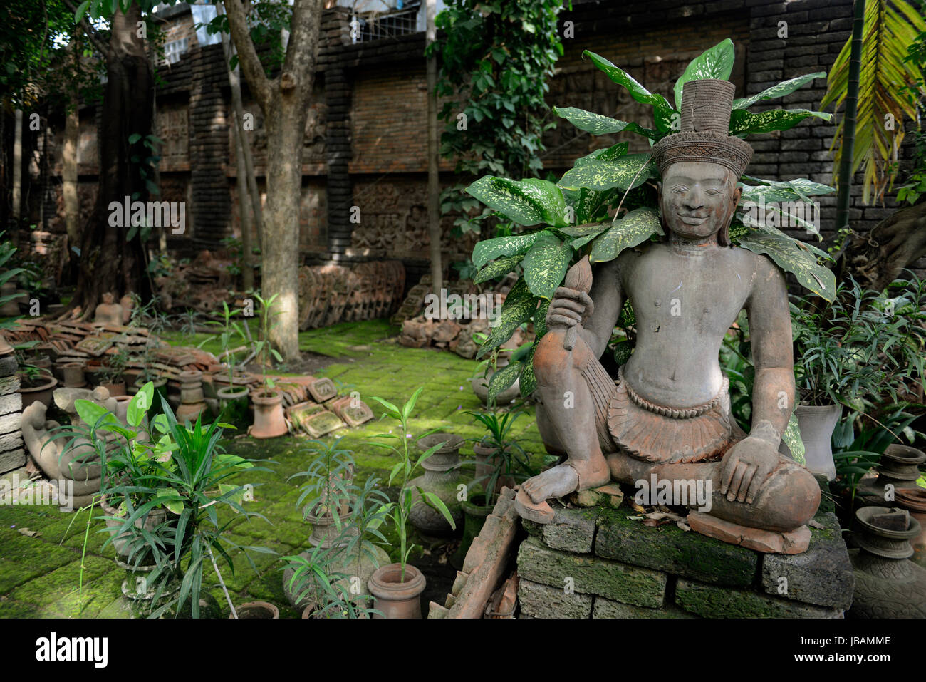 Traditionelle Figuren stehen im Garten von Ban Phor Linag Meuns ...