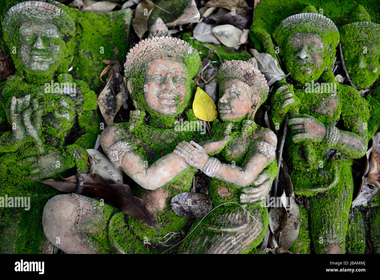 Traditionelle Figuren stehen im Garten von Ban Phor Linag Meuns ...