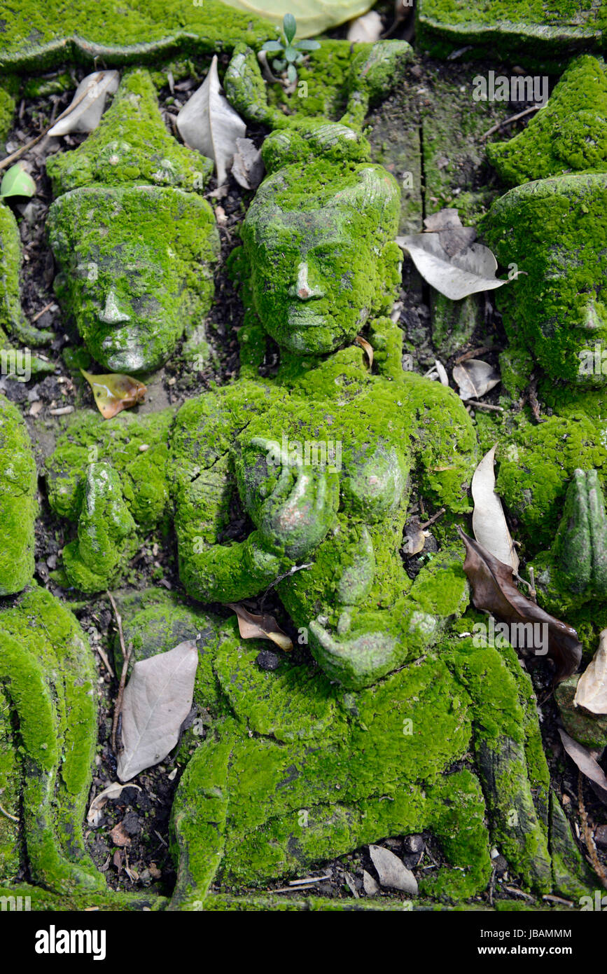 Traditionelle Figuren stehen im Garten von Ban Phor Linag Meuns ...