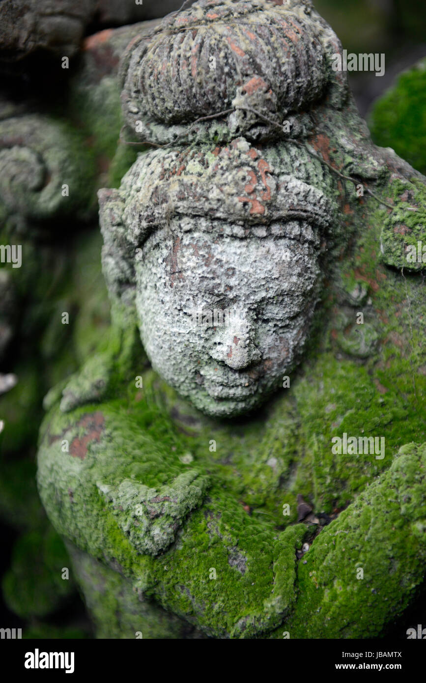 Traditionelle Figuren stehen im Garten von Ban Phor Linag Meuns ...