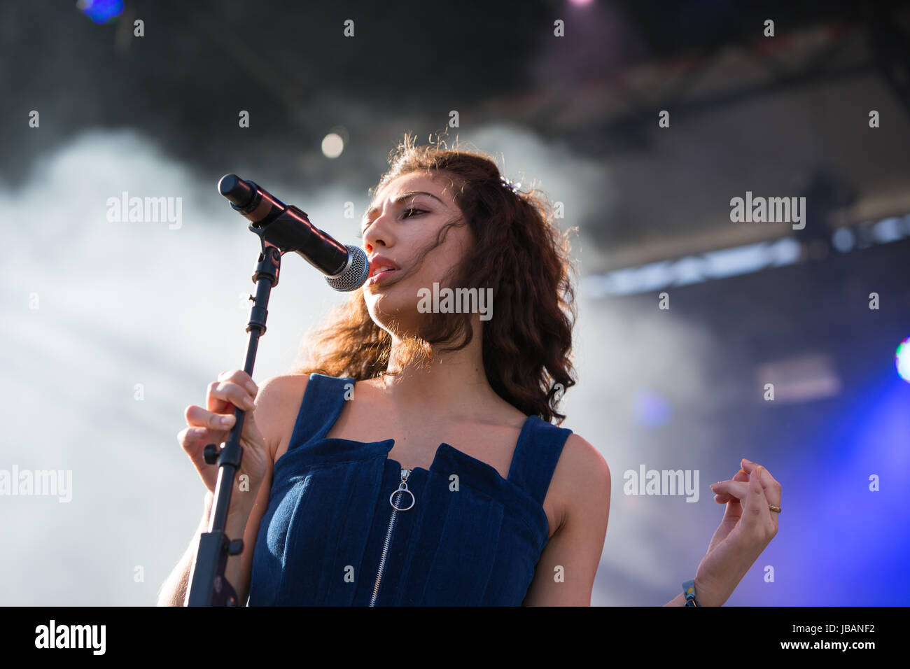 Shi shi singer hi-res stock photography and images - Alamy