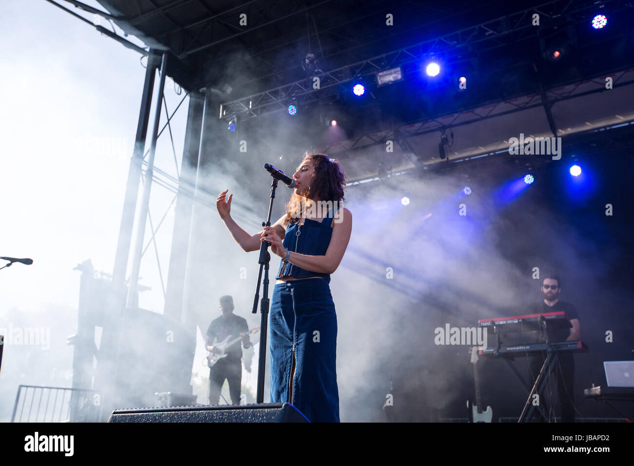 Feist singer hi-res stock photography and images - Alamy