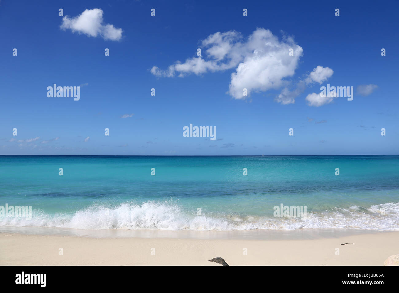 Sandstrand in der Karibik mit Meer, blauem Himmel und Wolken Stock ...