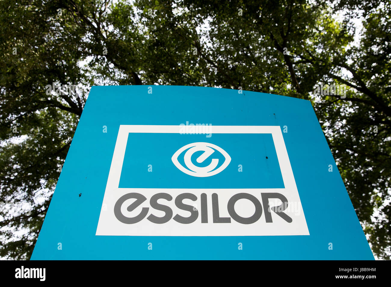 Essilor Logo