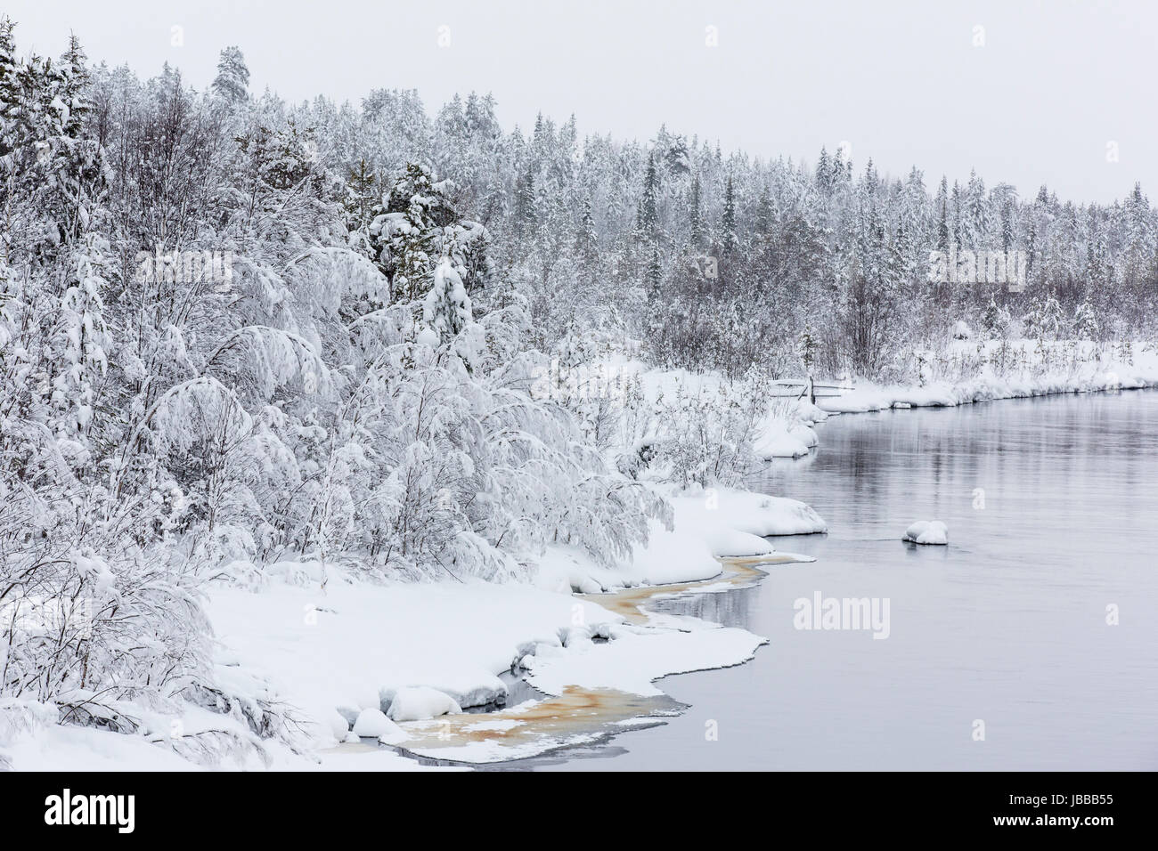 Verschneiter wald fluss hi-res stock photography and images - Alamy