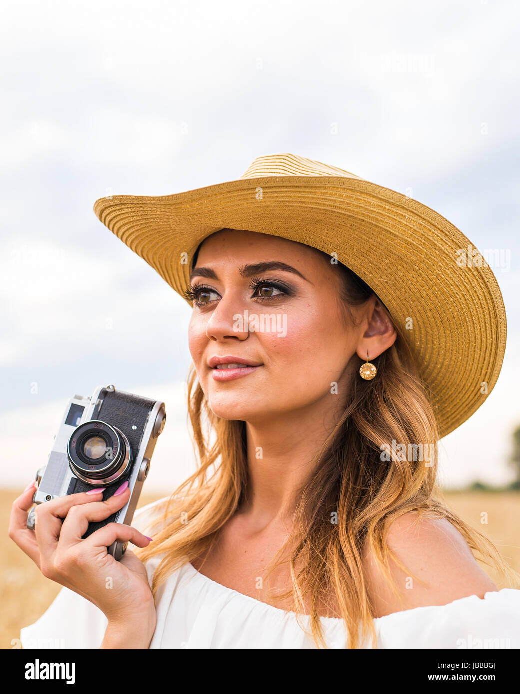 Retro photographer using old camera Stock Photo - Alamy