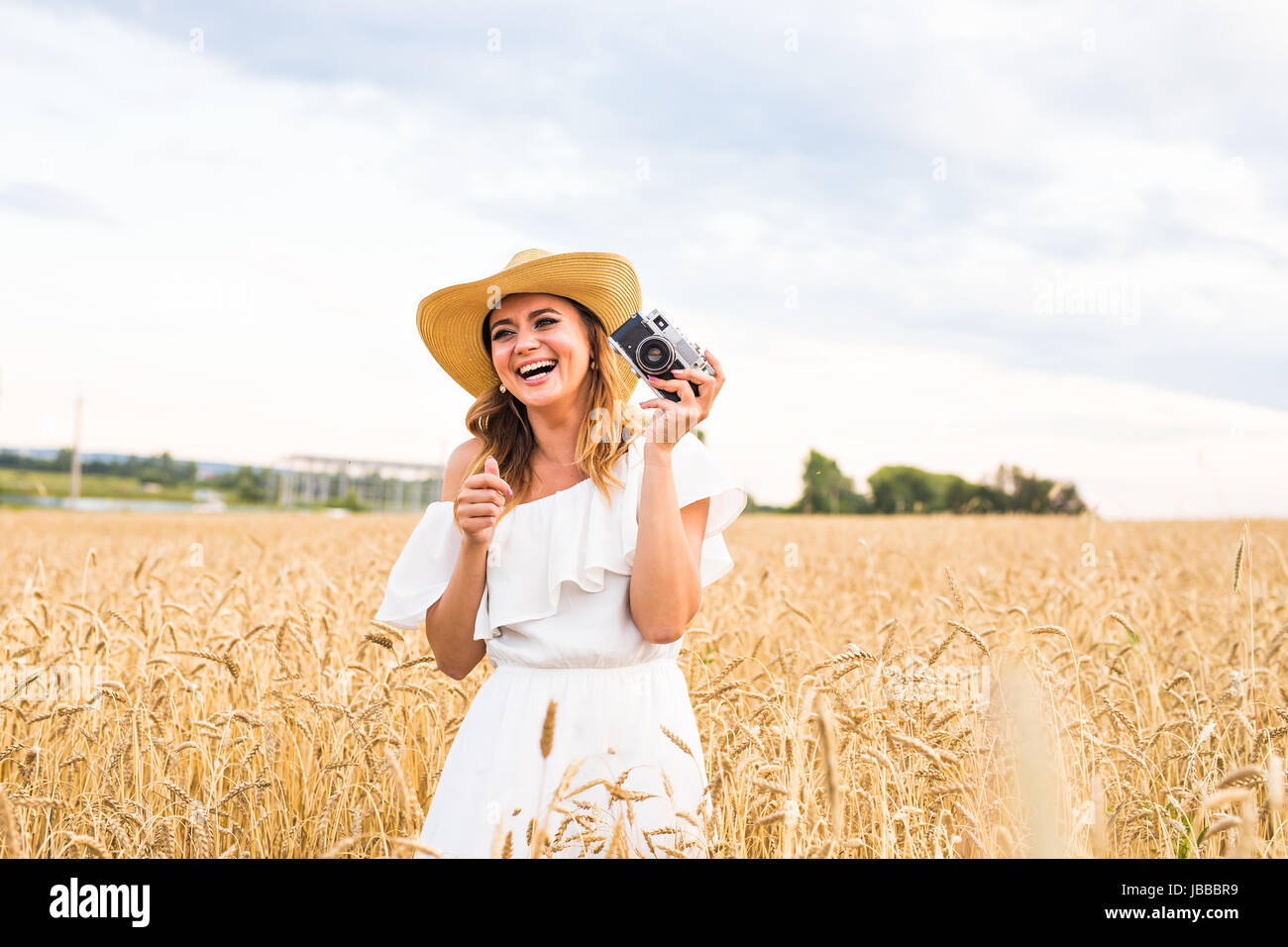 Retro photographer using old camera Stock Photo - Alamy