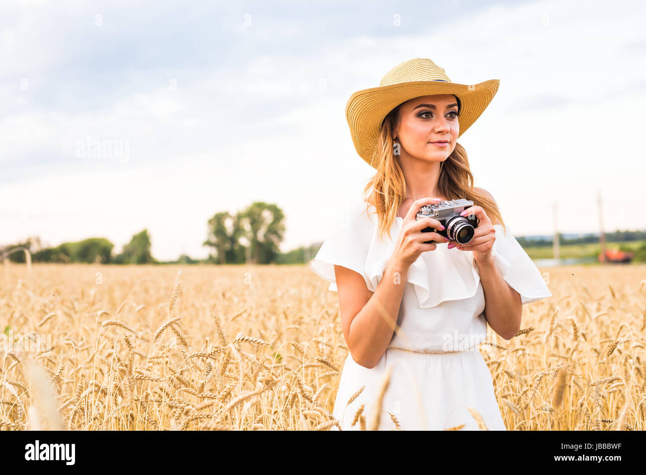 Retro photographer using old camera Stock Photo - Alamy