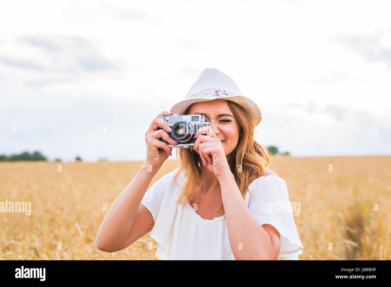 Retro photographer using old camera Stock Photo - Alamy