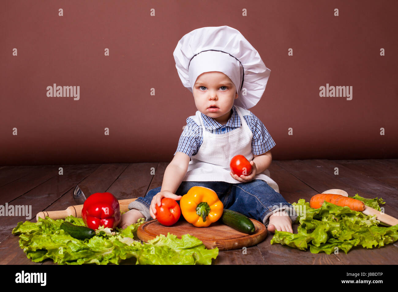 little boy Cook carrots, peppers, tomatoes, lettuce Stock Photo - Alamy