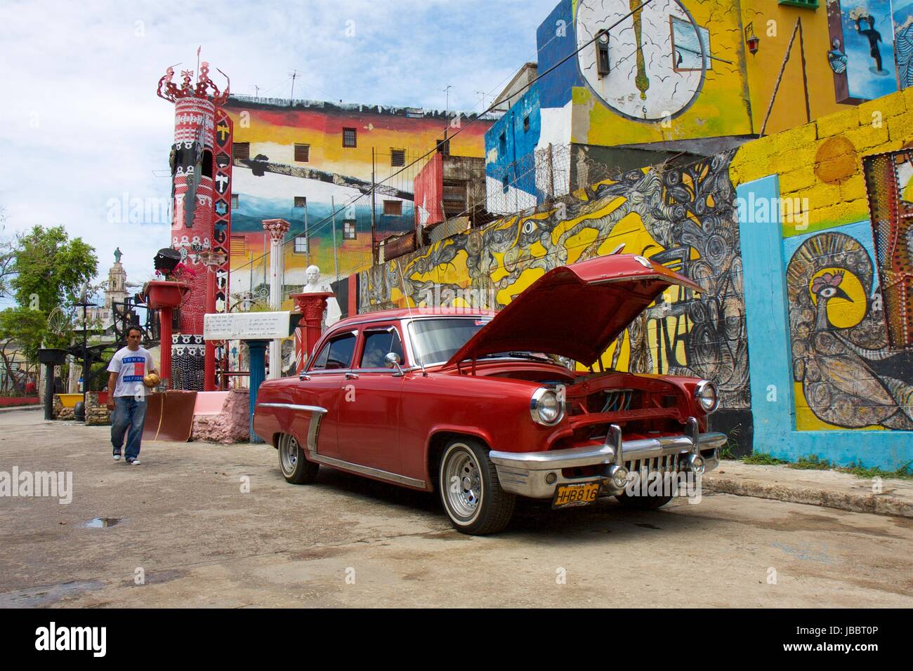 Classic car and graffiti on wall in Cuba Stock Photo - Alamy