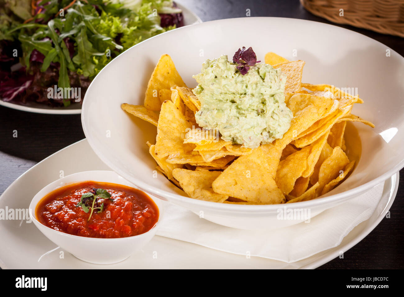 Mais Chips nachos mit guacamole und salsa dipp in einer schale auf ...