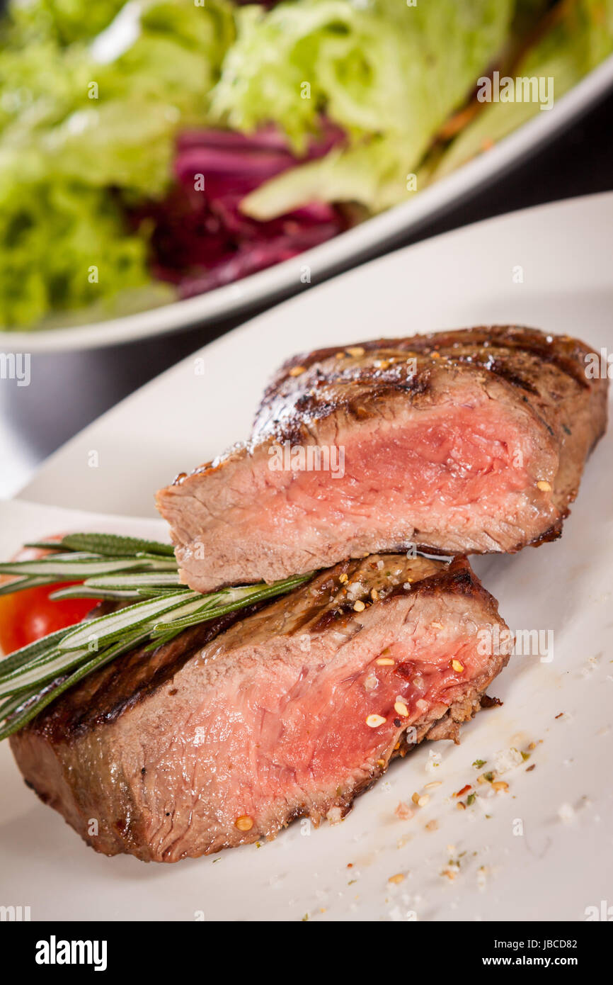 Medium gebratenes rindersteak filet mit Pfeffer und rosmarin ...
