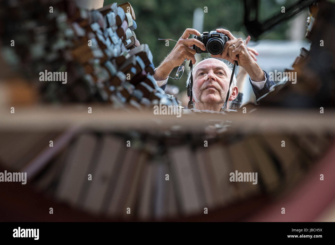 Kassel, Germany. 10th June, 2017. dpatop - A visitor takes a picture ...