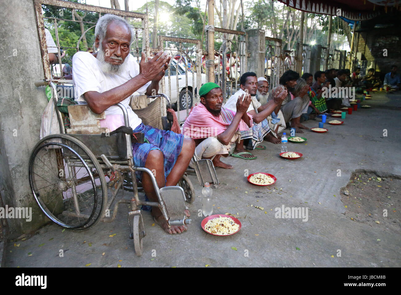 Dhaka, Bangladesh. 10th June, 2017. Bangladeshi underprivileged people ...