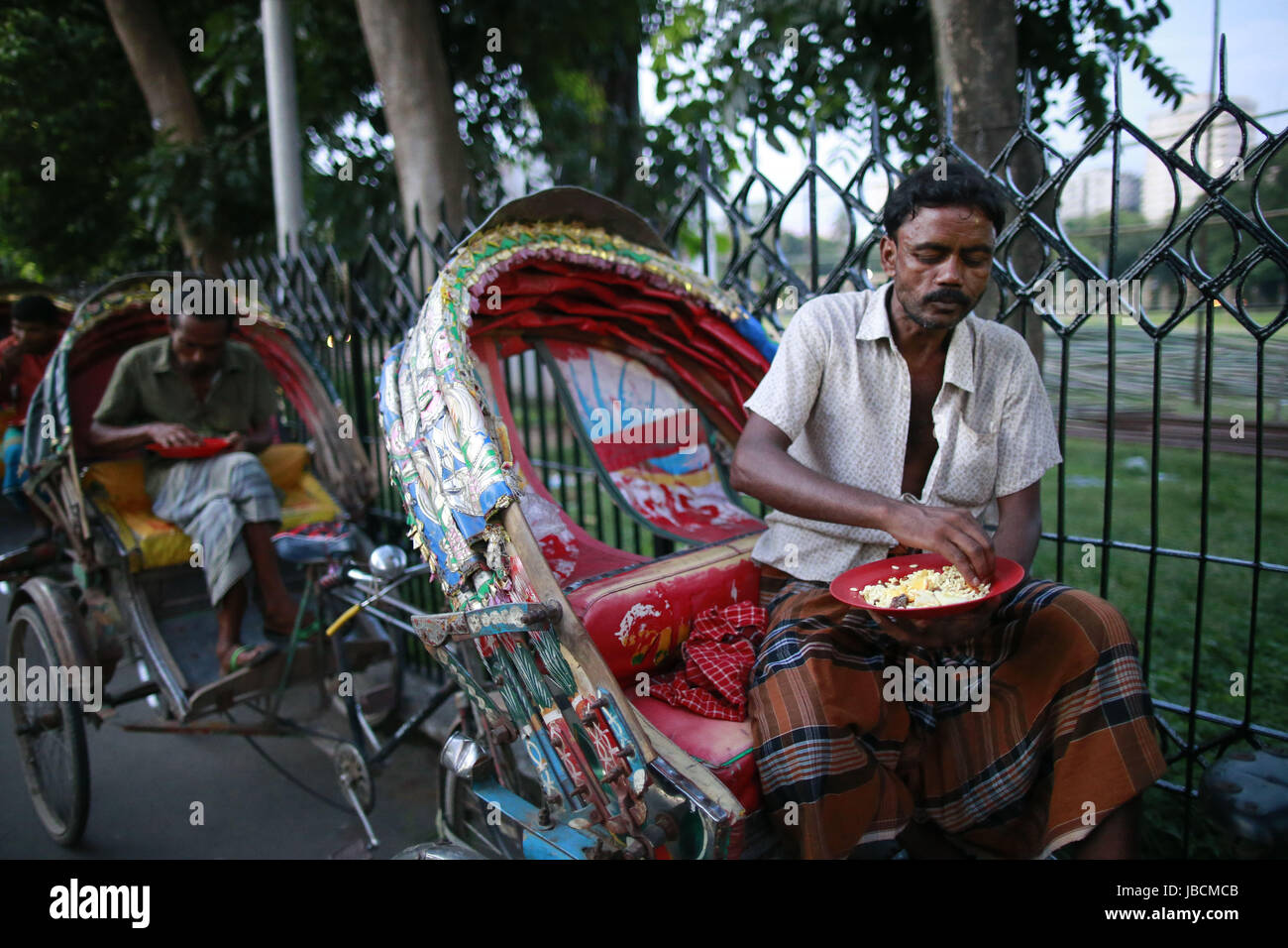 Dhaka, Bangladesh. 10th June, 2017. Bangladeshi rickshaw pullers break ...